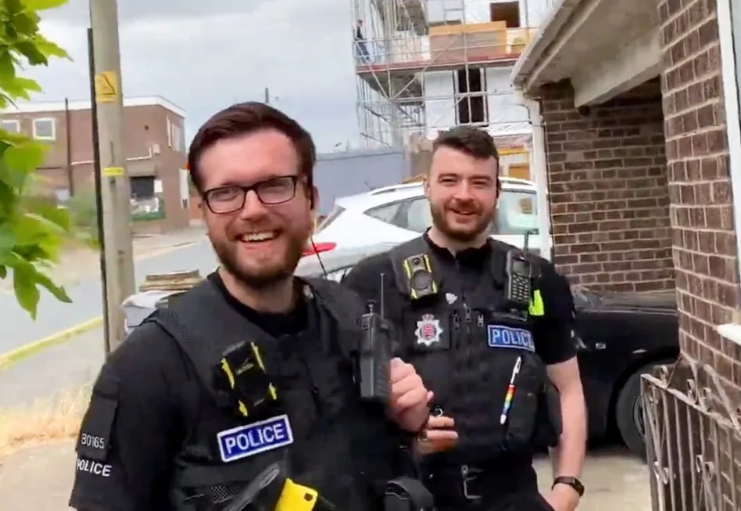 Police rush to find a screaming woman, it turns out to be a parrot ...