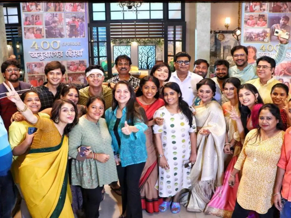 TV show ‘Anurager Chhowa’ completes 400 episodes; actors Dibyojyoti ...