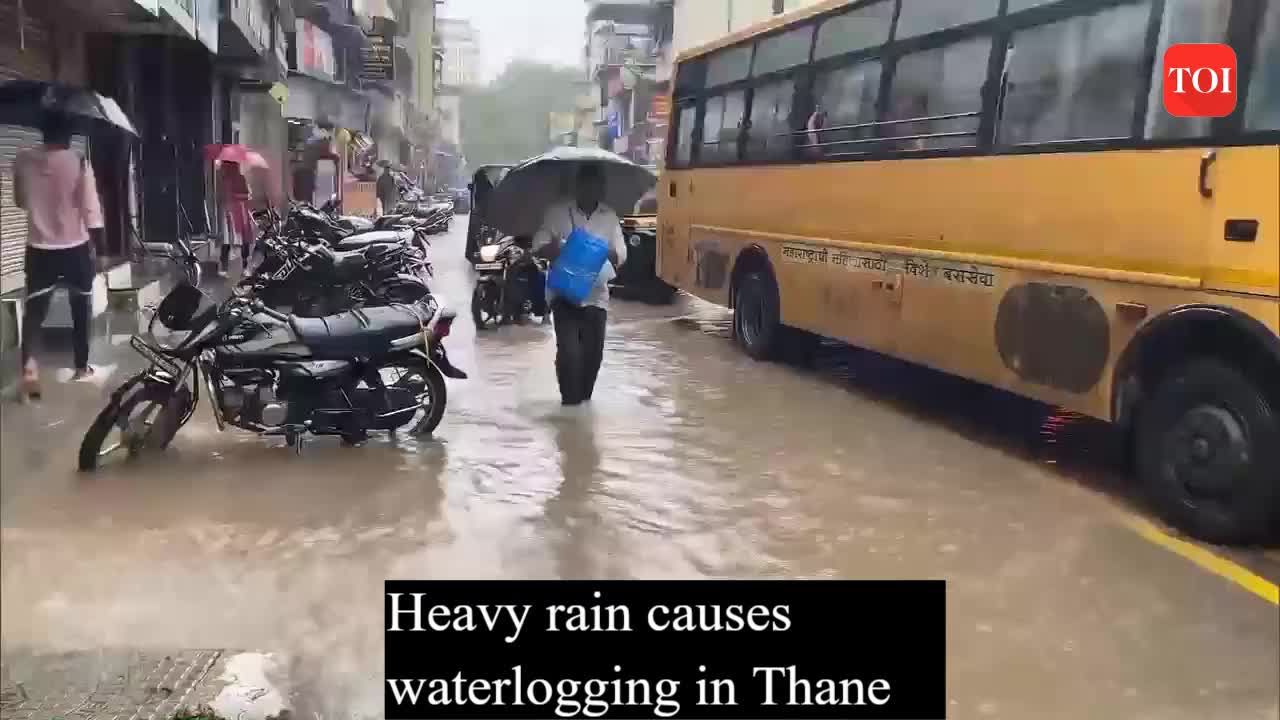 Heavy rain causes waterlogging in Thane