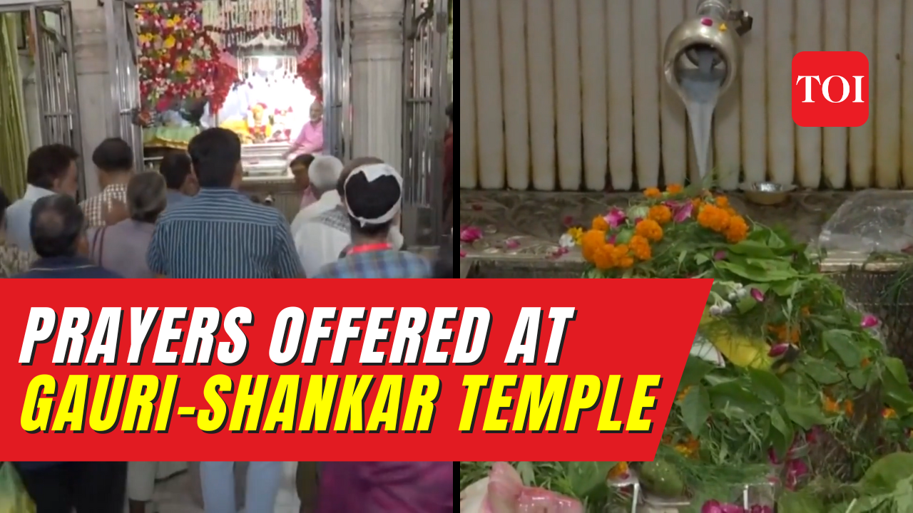 Delhi: Devotees offer prayers at Gauri-Shankar temple in Chandni Chowk ...