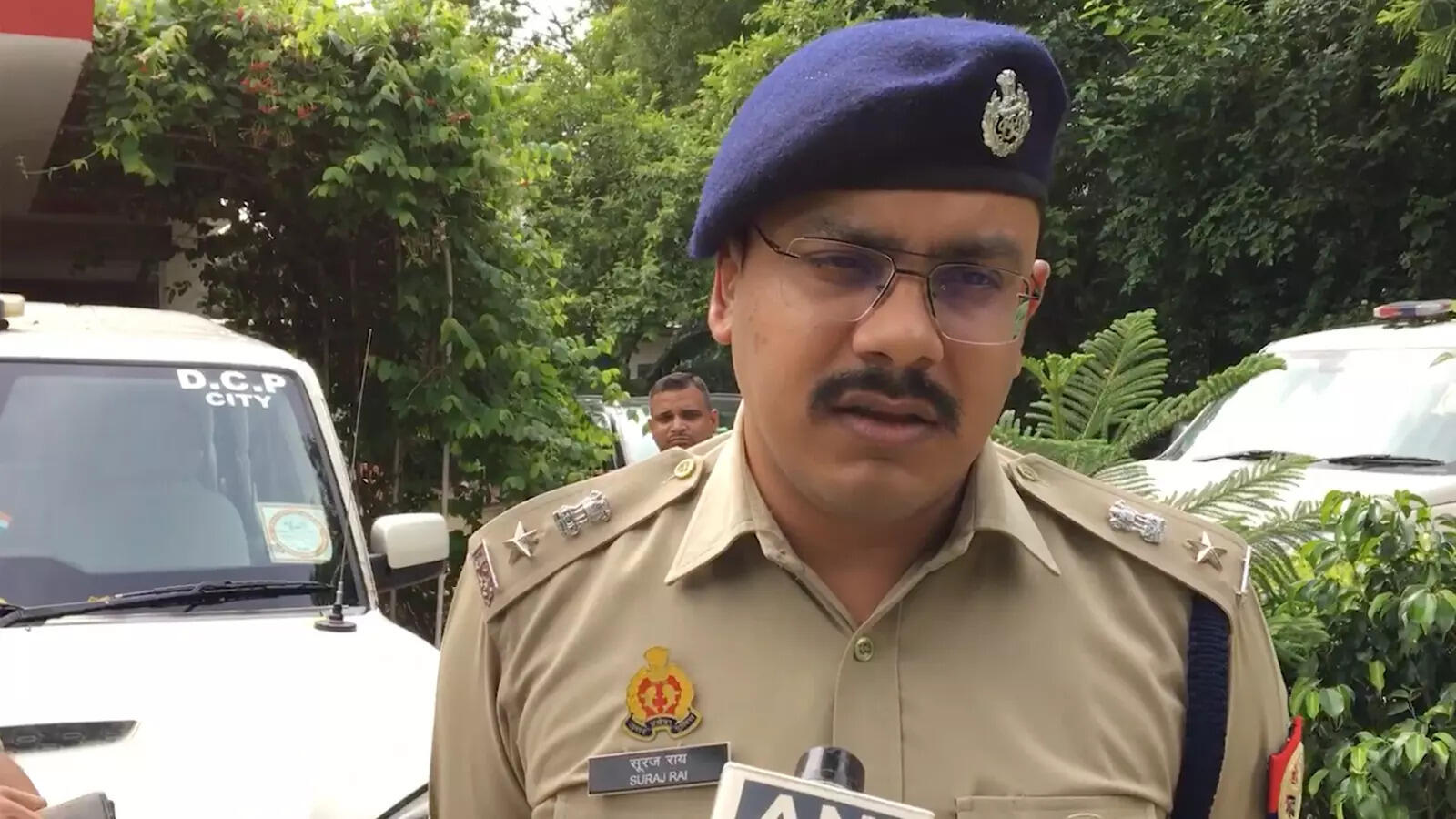 UP: 1 dead, 7 injured after wall collapses inside temple premises in Agra