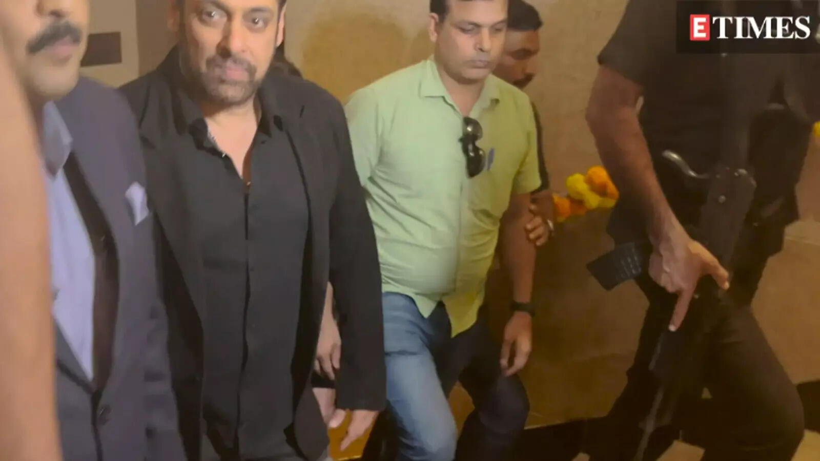 Surrounded by armed gunmen, Salman Khan makes dashing entry at an event ...