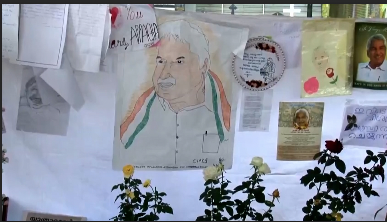 kerala: Kerala: People pay tribute at former CM Oommen Chandy’s grave in St. George Orthodox ...