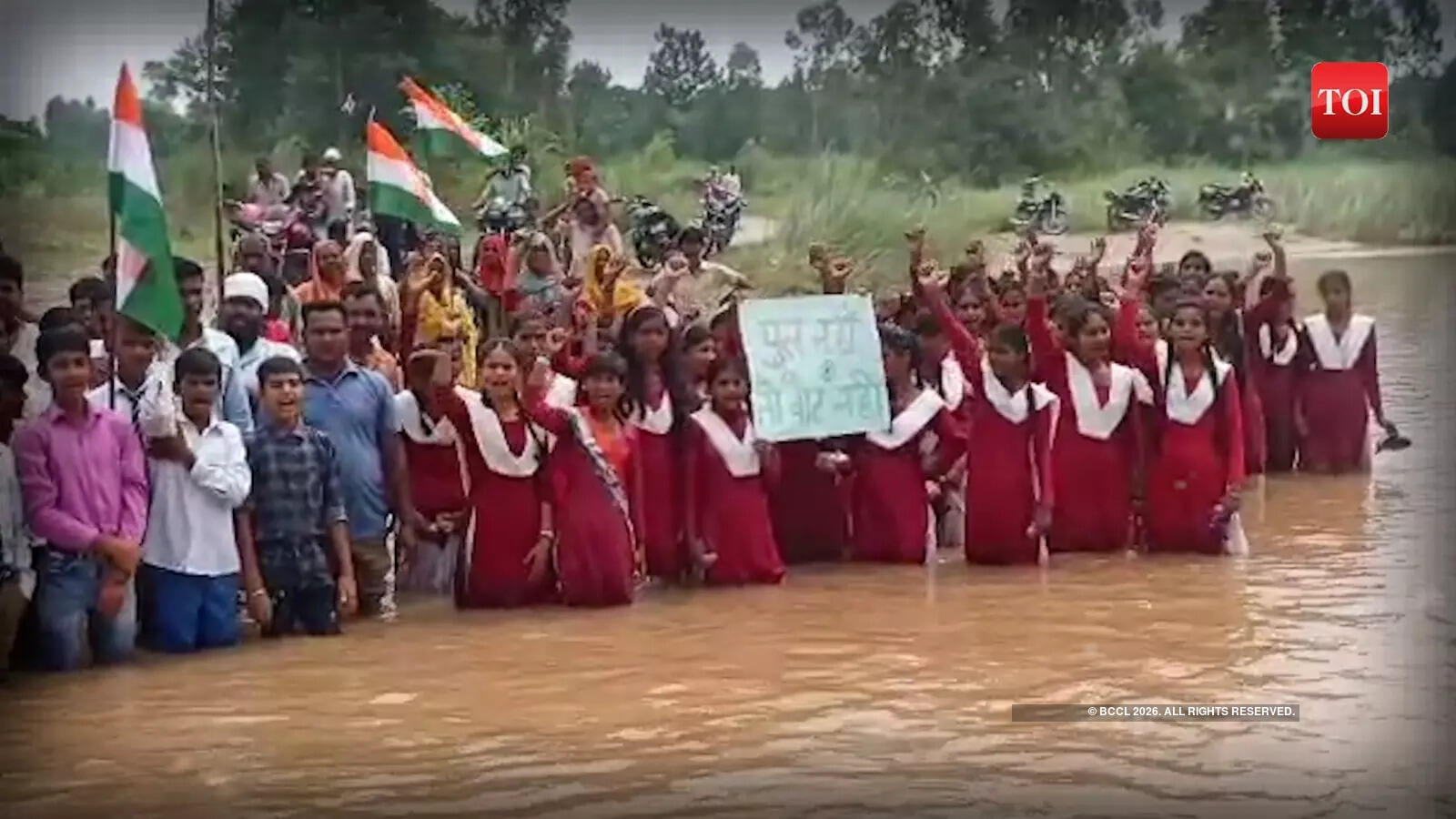 viral video: Villagers and students hoist flags, sing the national ...