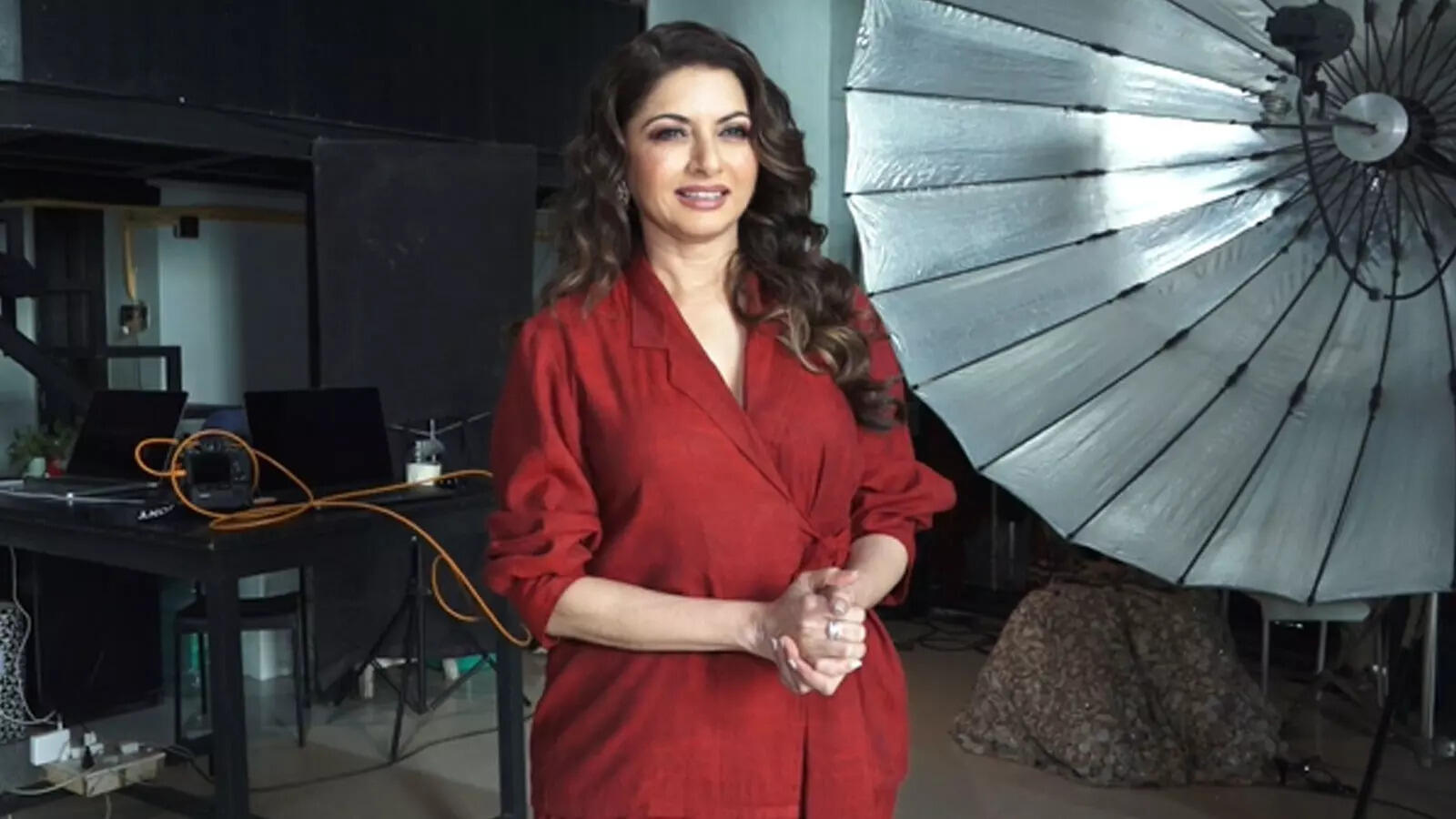 Bhagyashree is a timeless beauty in this outfit; talks about her ...