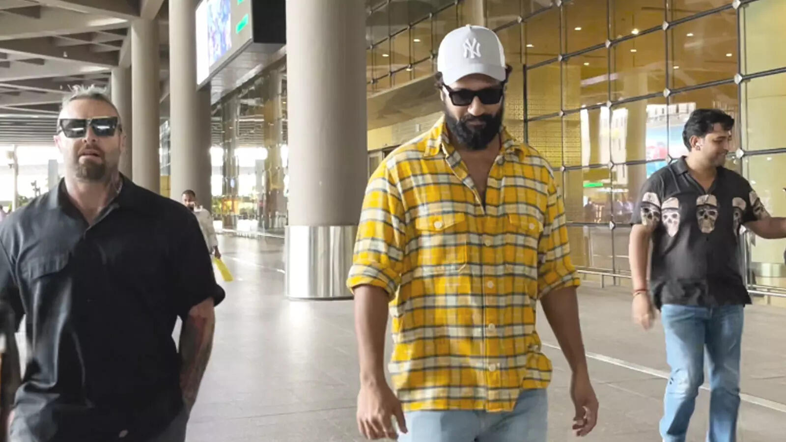 Paps congratulate Vicky Kaushal at airport for ‘Sardar Udham’ big win ...