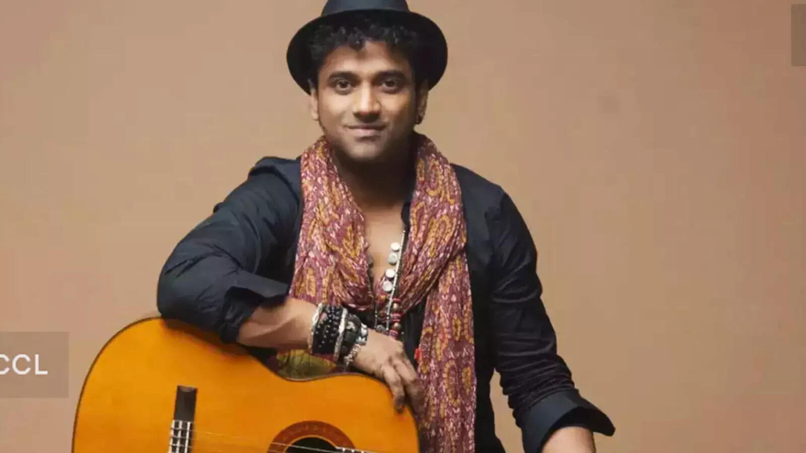 Devi Sri Prasad gets Ilaiyaraaja's blessings after winning the National Award for 'Pushpa'