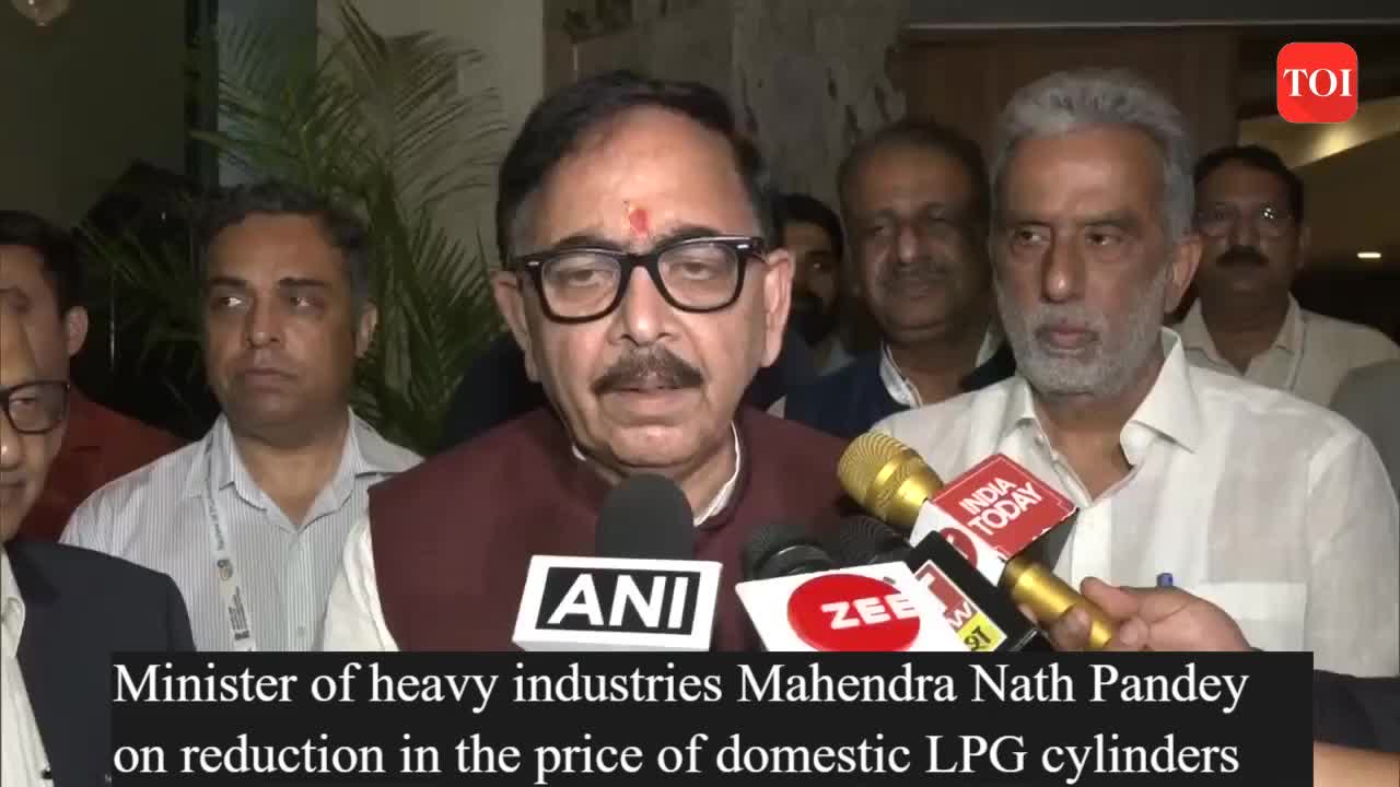 "Rakhi and Onam gift to all sisters, "Union minister Mahendra Nath Pandey on LPG price reduction