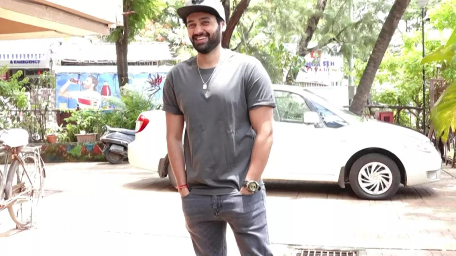 Utkarsh Gupta perfectly describes his style with grey t-shirt and grey ...