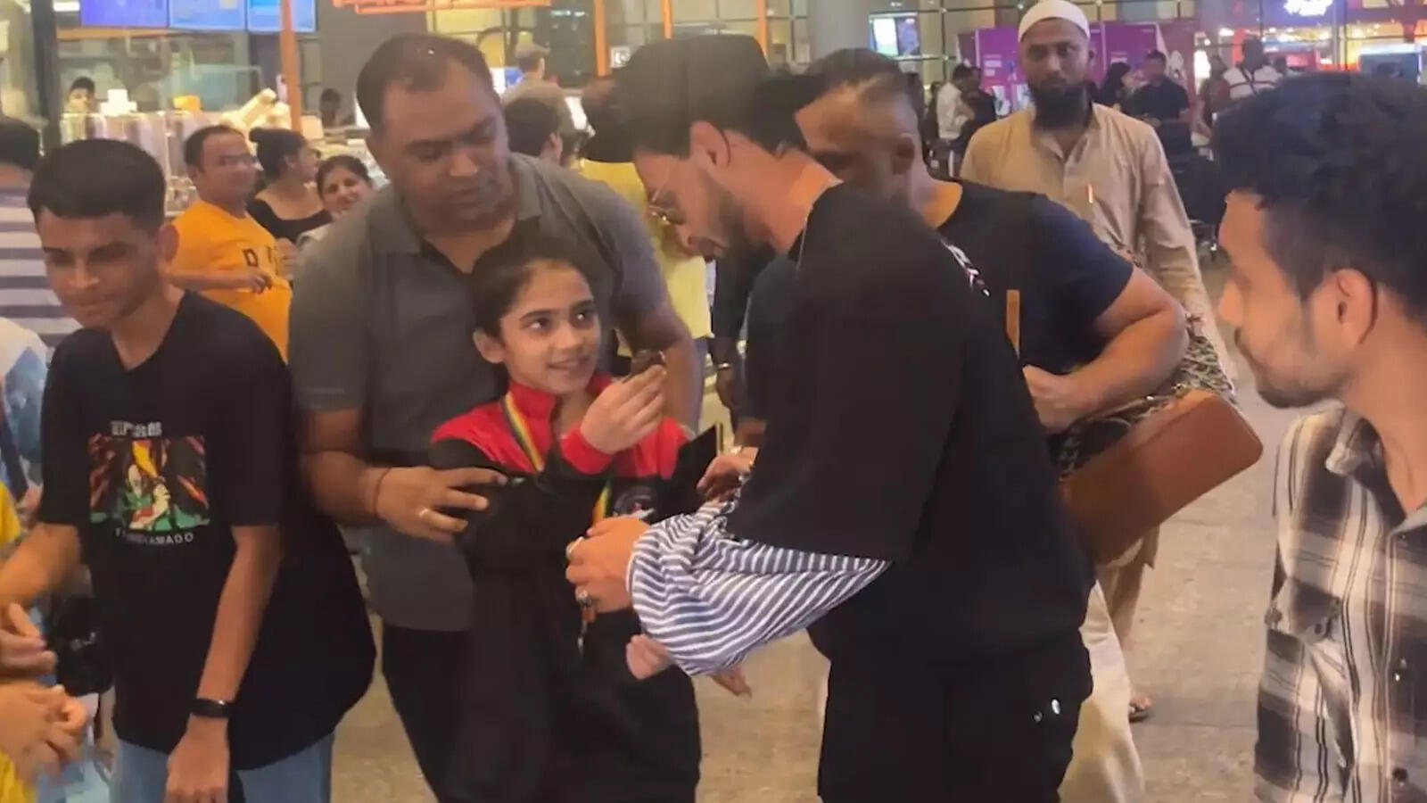 Kid offers chocolate to Aayush Sharma at airport; here's how the actor ...
