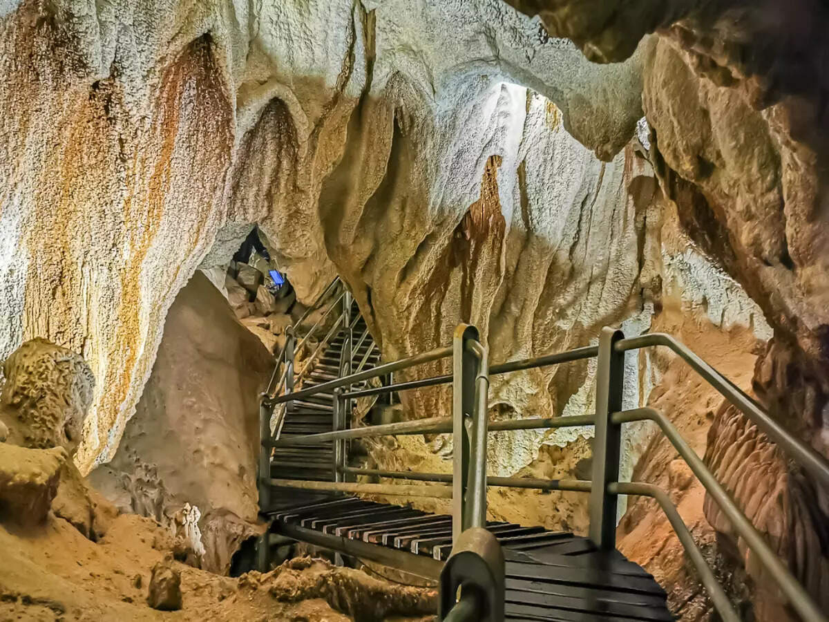 What’s inside the Sarawak Chamber, world's largest cave chamber ...
