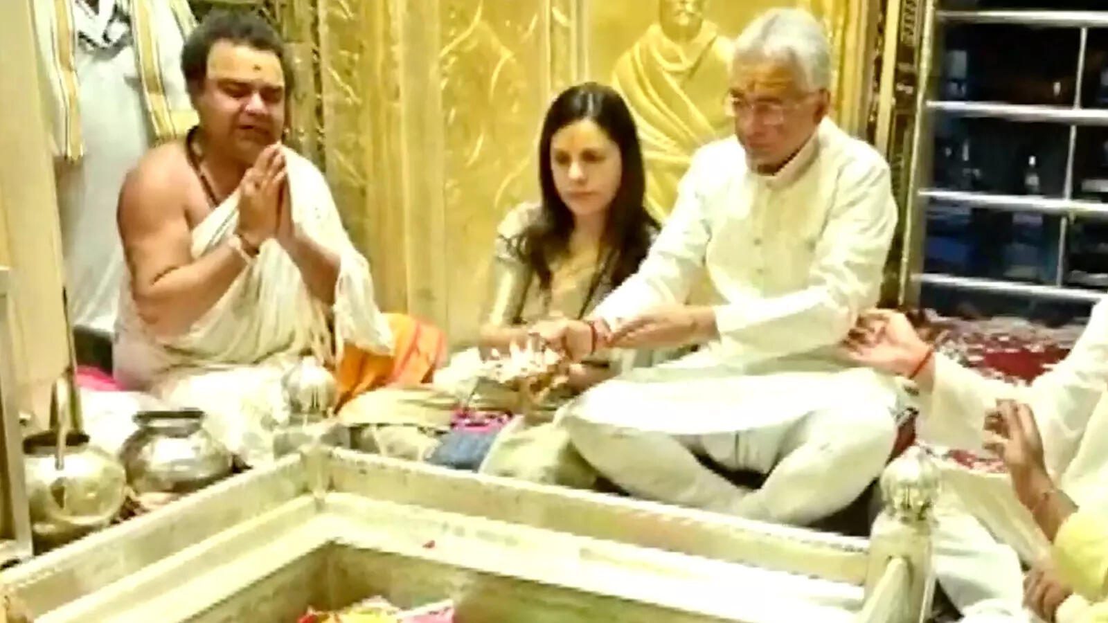 prayers: Mauritius PM Jugnauth, his wife offer prayers at Kashi Vishwanath Temple in Varanasi