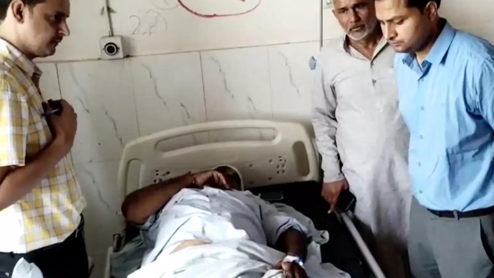 trailer rams into: 11 dead, 12 injured after trailer rams into bus on Jaipur-Agra Highway