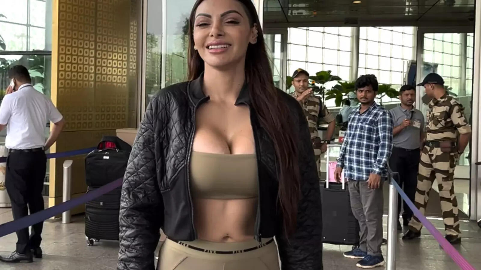 'Aaj no dolay sholay?'- Photographer asks Sherlyn Chopra, actress gives a witty reply