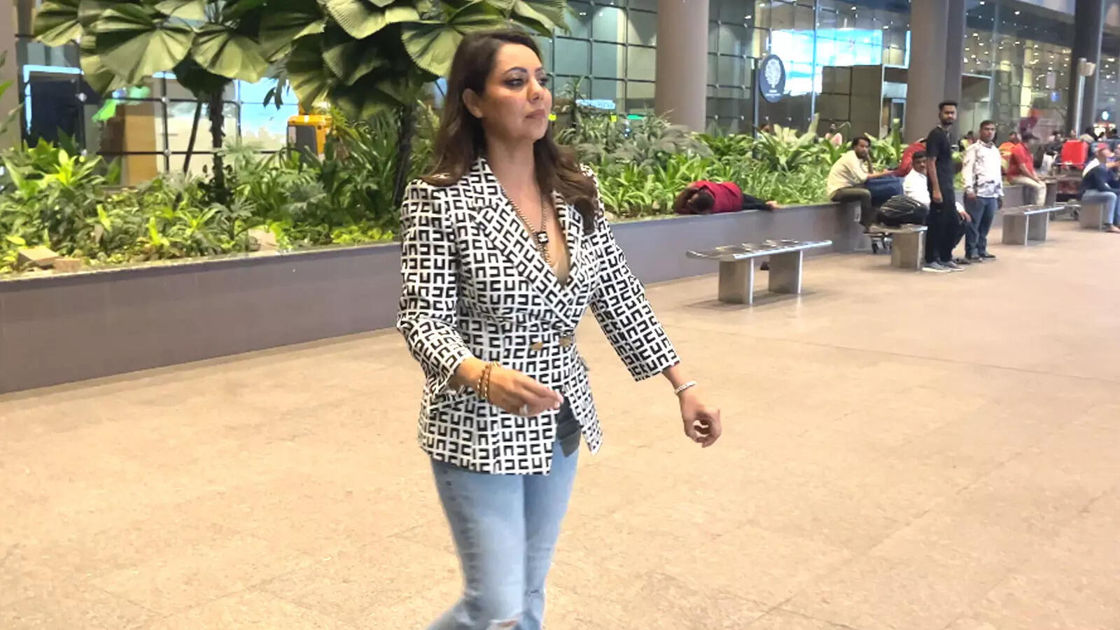 ‘Where is the car?’: Gauri Khan exudes boss lady vibes as she gets ...