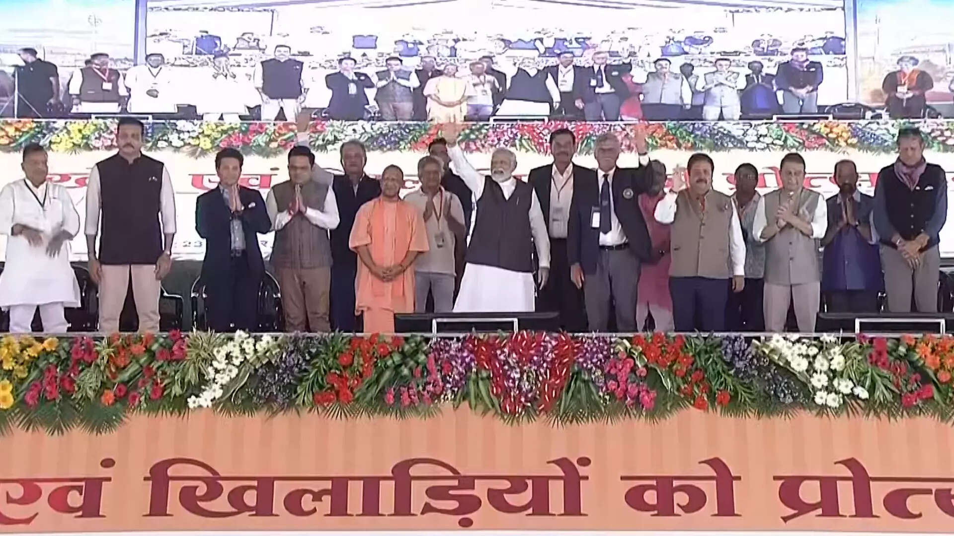 PM Modi’s brief talk with Sachin Tendulkar, Ravi Shastri during ...