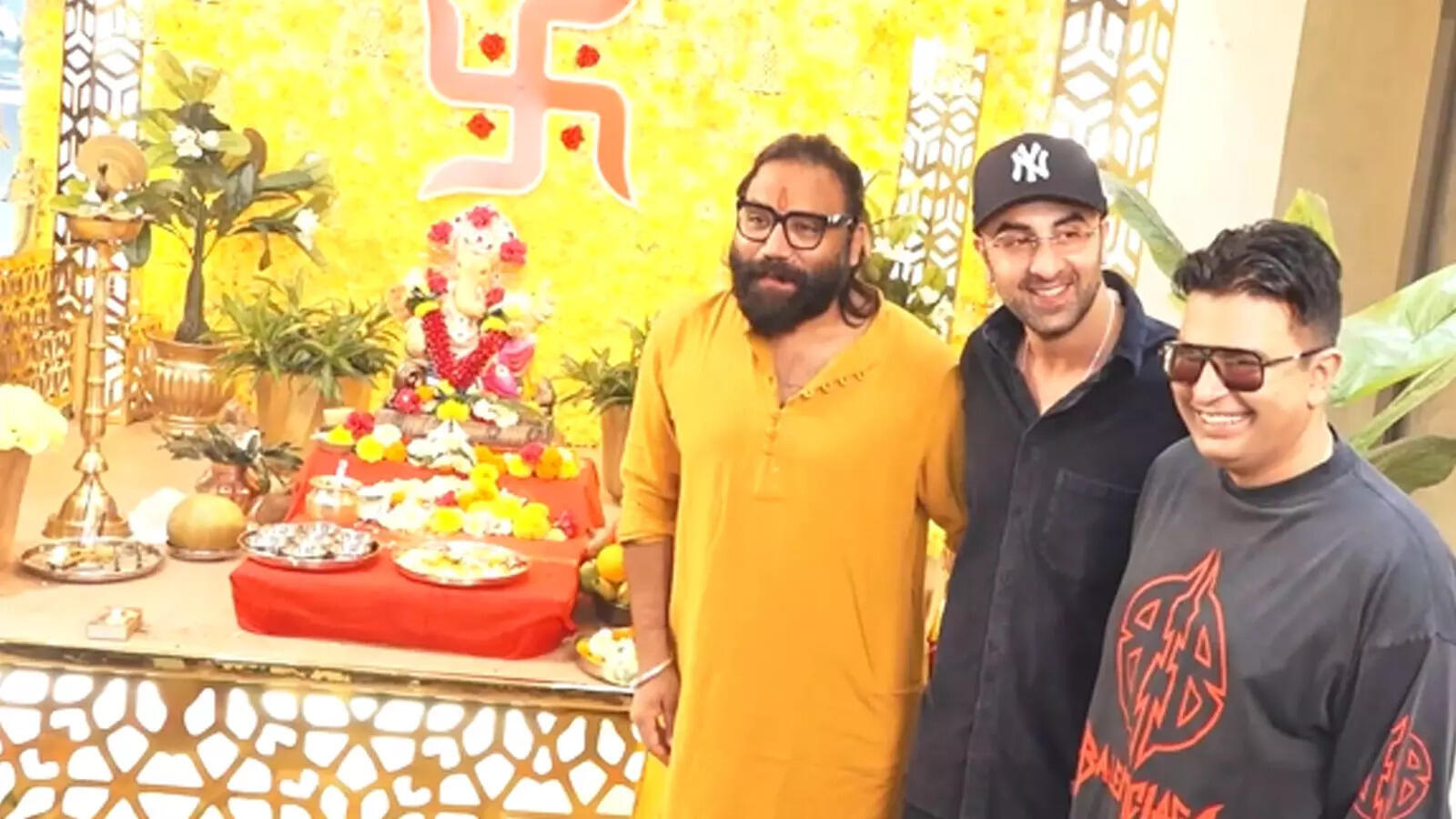 Watch: Ranbir Kapoor seeks Ganpati Bappa’s blessings at T-Series office ...