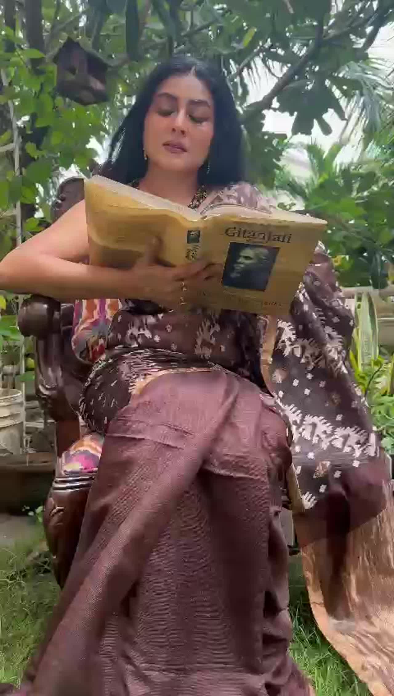 Gargee Roy Chowdhury looks beautiful in a sari