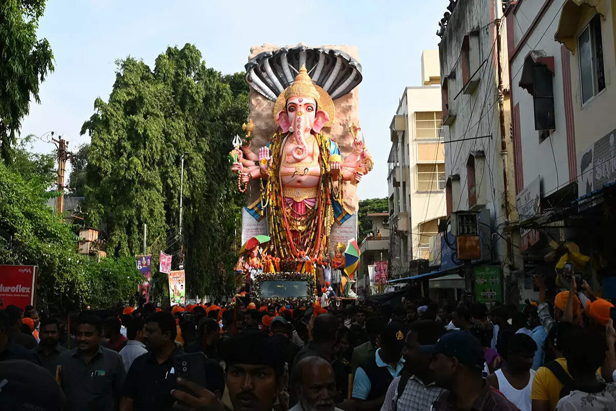 Ganesh Visarjan 2023: Devotees Immerse Idols in Water to Mark Festival's Final Day and Bid ...