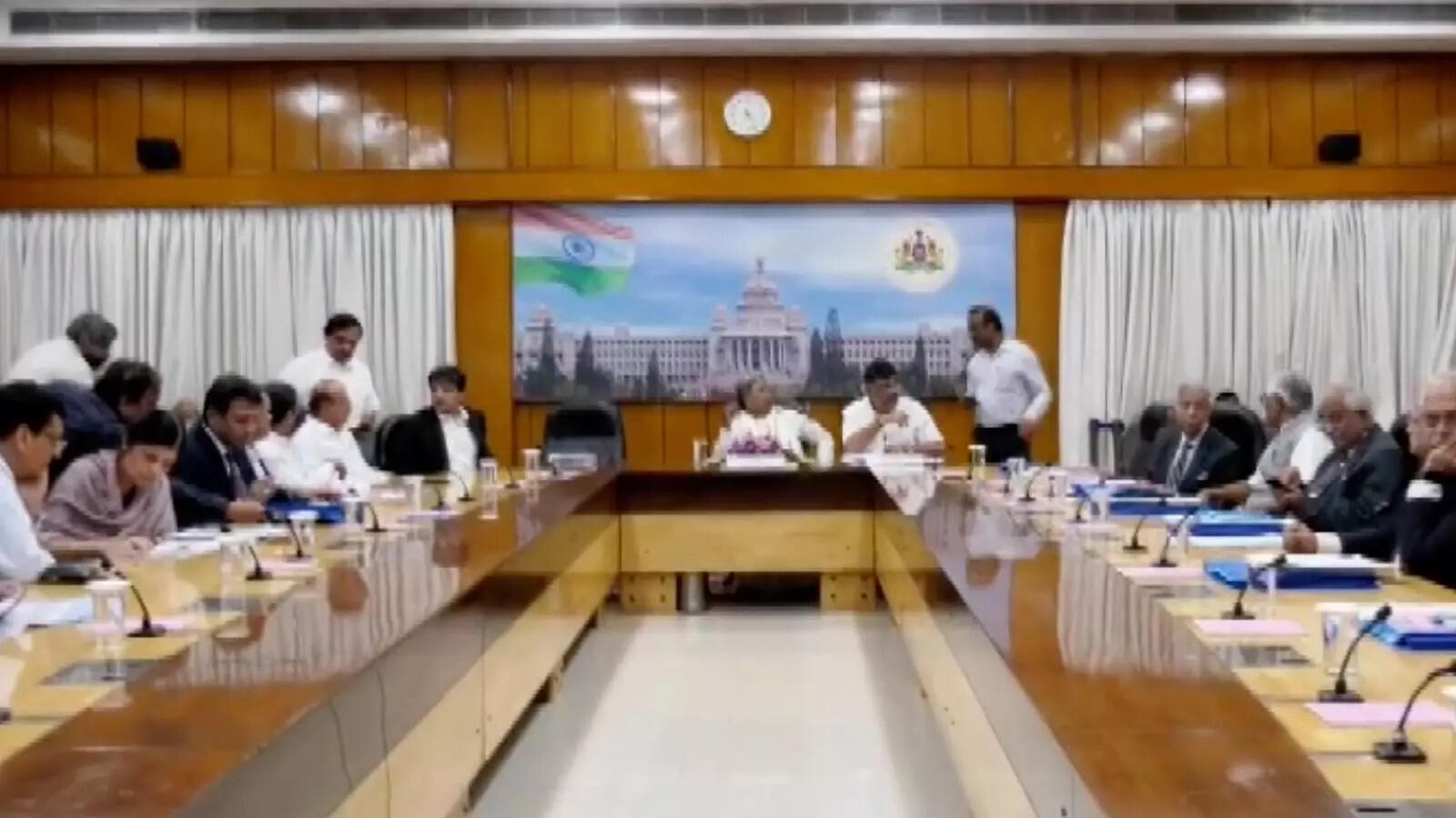 Siddaramaiah meets ex-Supreme Court judges to discuss Cauvery water issue