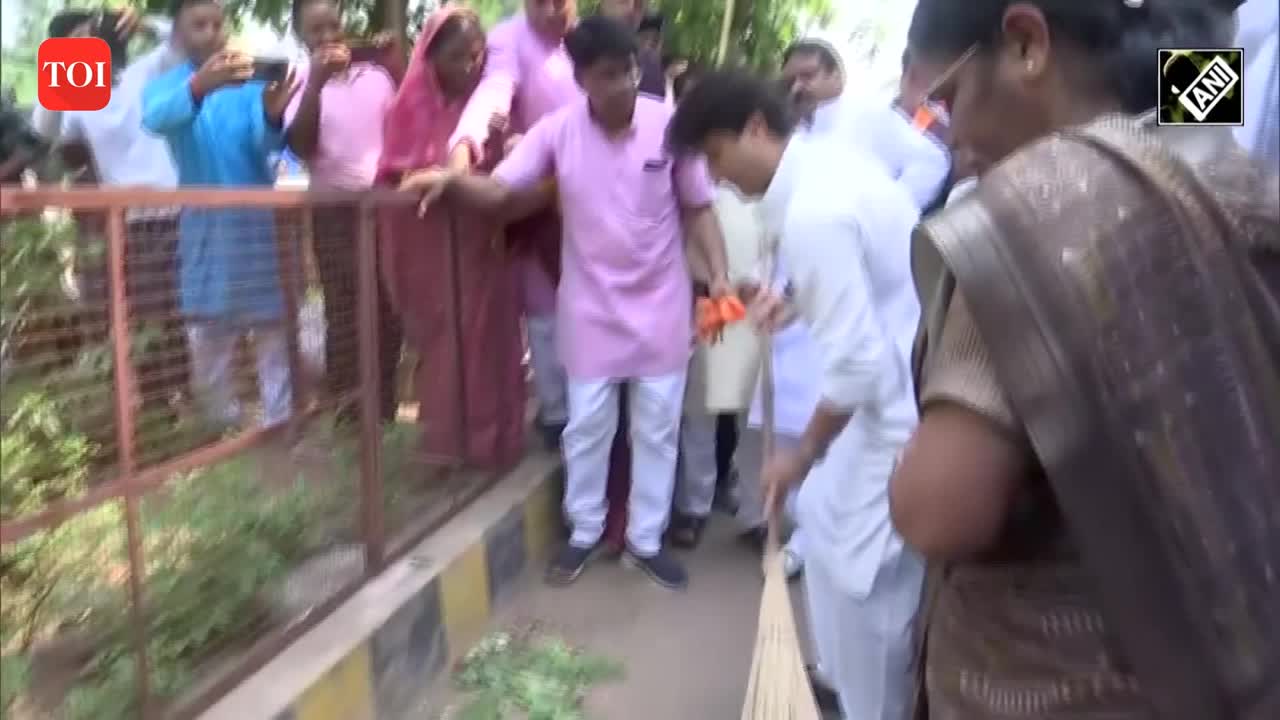 'PM Modi has taken up the message of Mahatma Gandhi' Union Minister ...