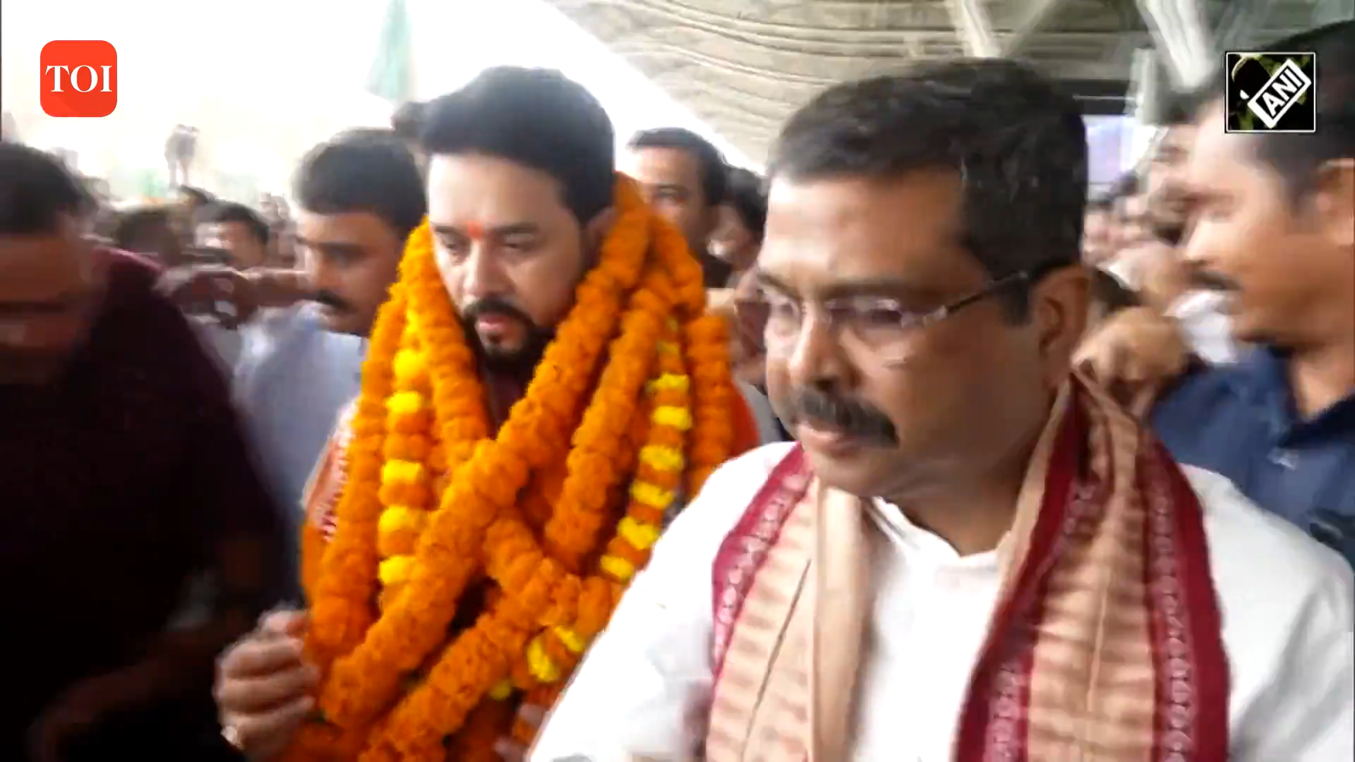 Odisha: Crowd greets Anurag Thakur, Dharmendra Pradhan in Bhubaneswar