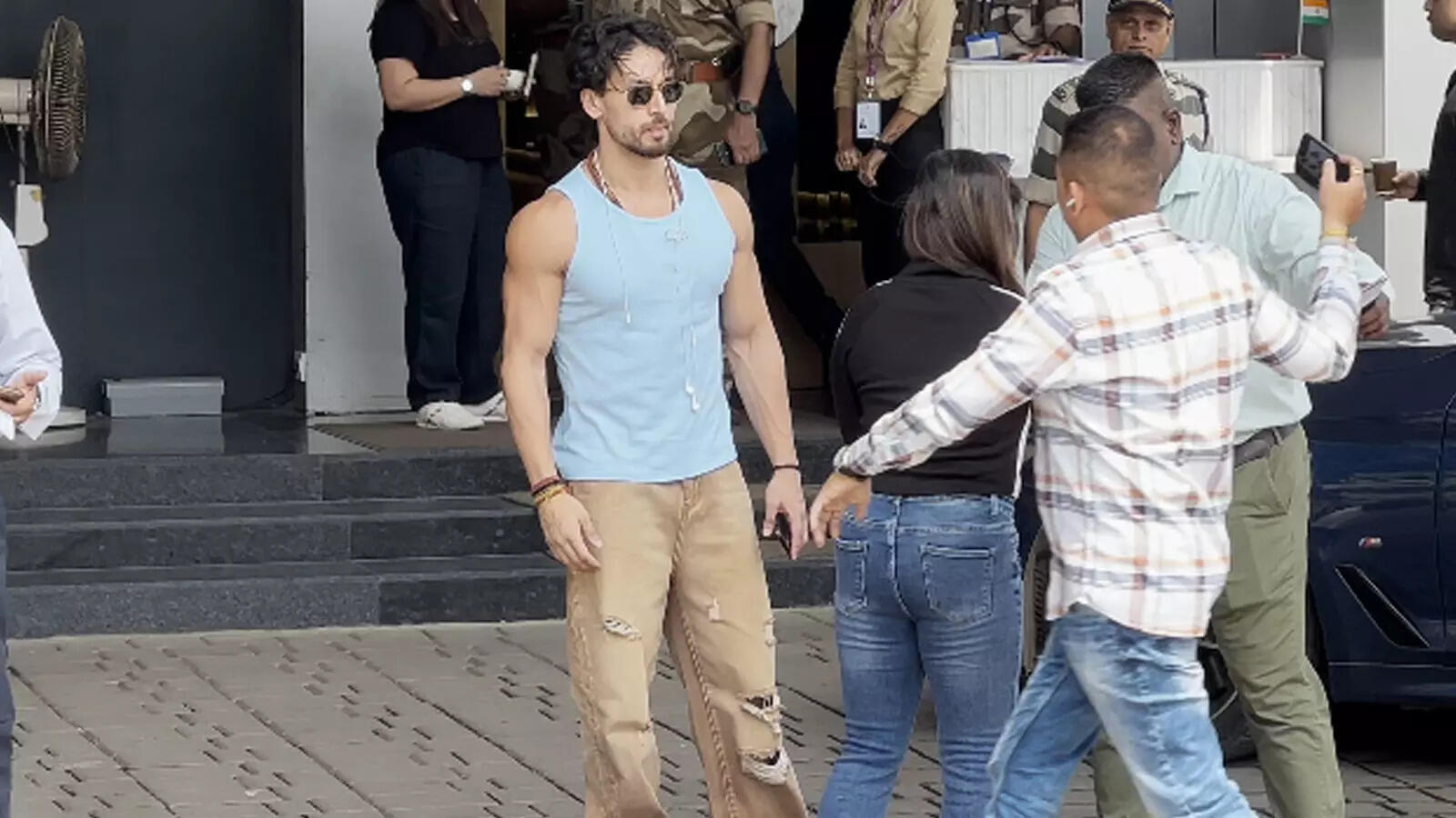 Watch: Tiger Shroff flaunts ripped muscles at Kalina airport