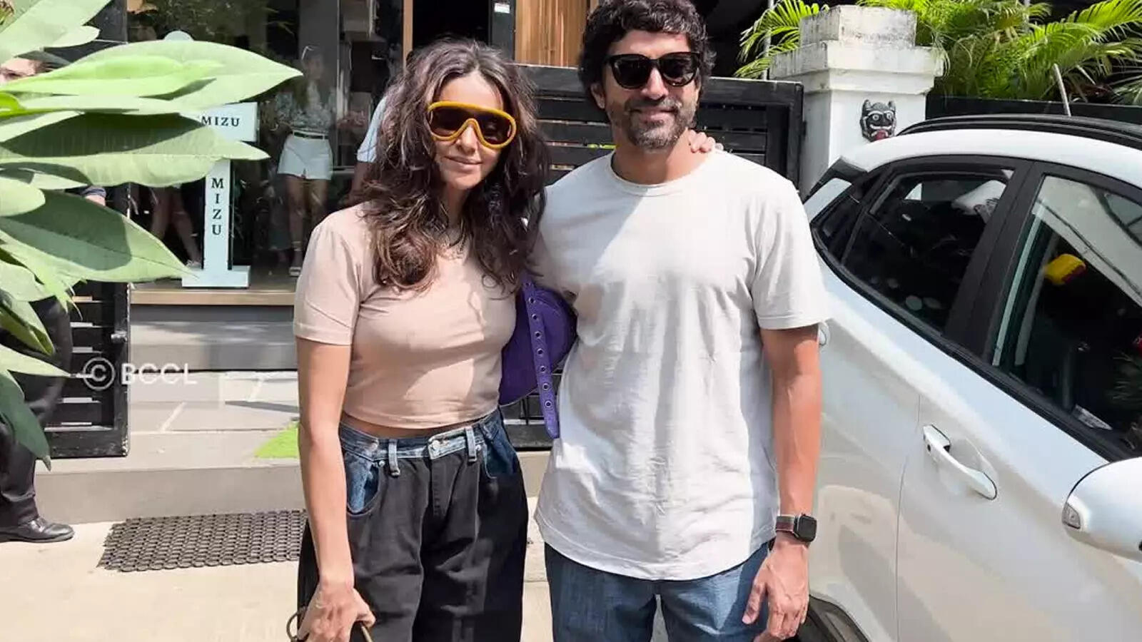 After dropping love-soaked PIC with wife Shibani Dandekar, Farhan Akhtar poses for the paparazzi