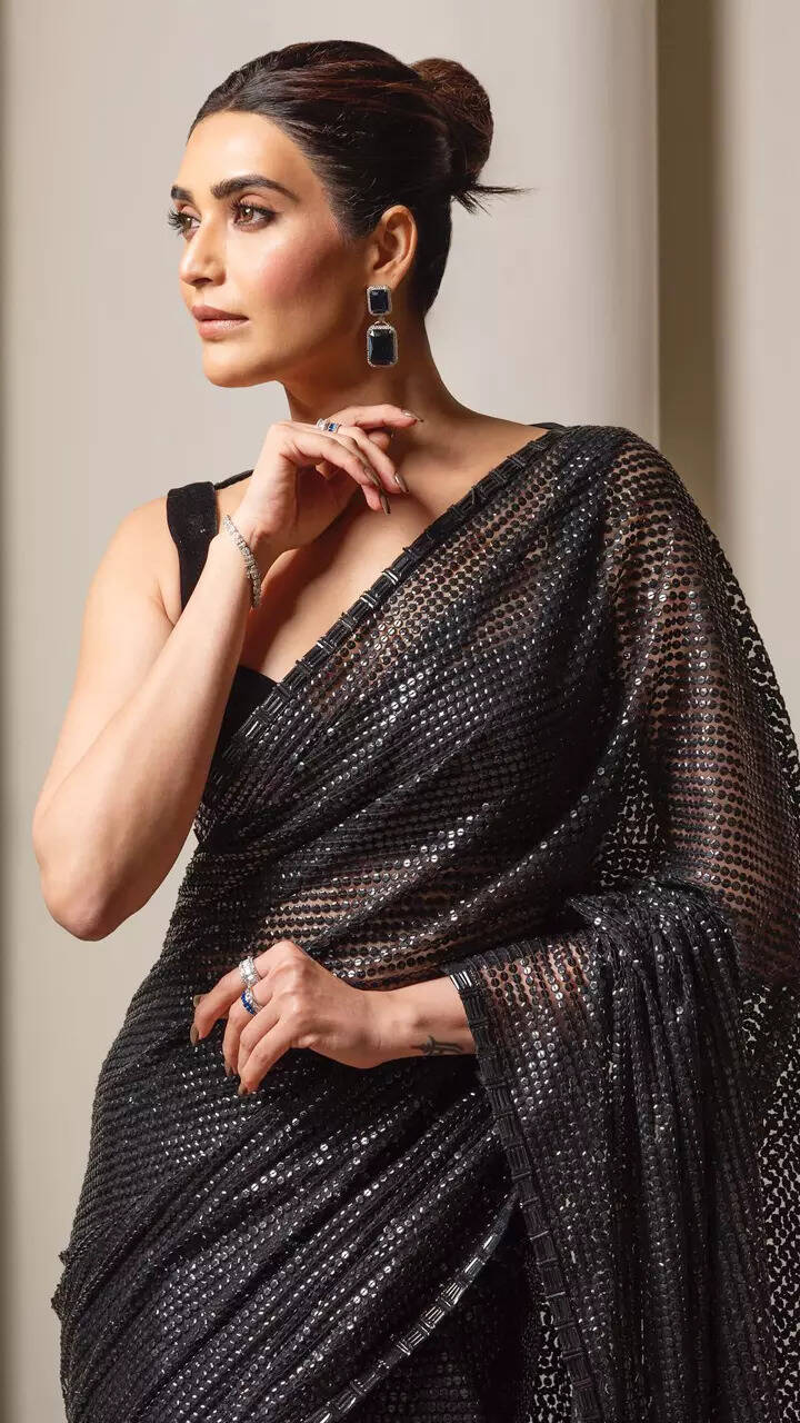 Black saree matching earrings store