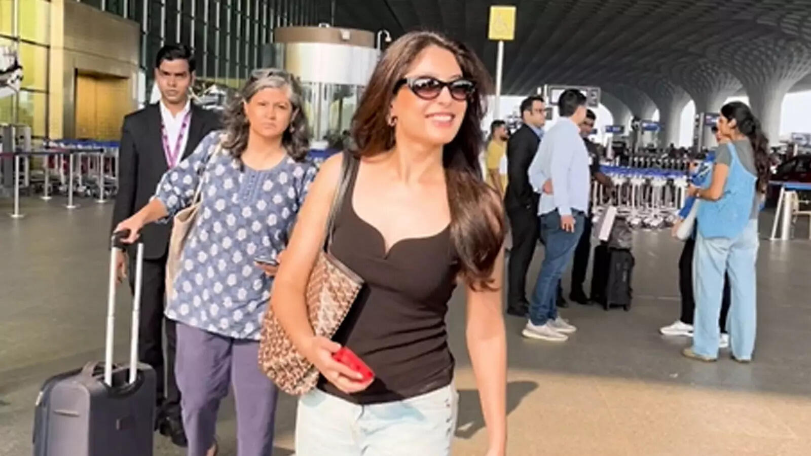 'Part 2 ka wait hai’, says a pap as ‘Bambai Meri Jaan’ actress Kritika ...