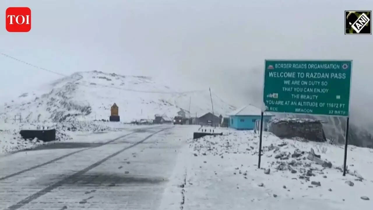 Razdan Pass receives fresh snowfall in Bandipora