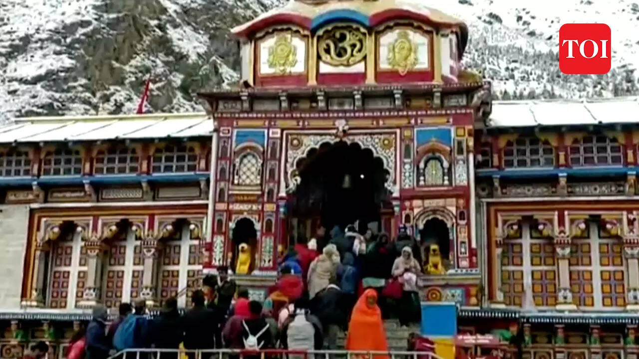 Uttarakhand: Layer of snow envelops areas in Badrinath Dham