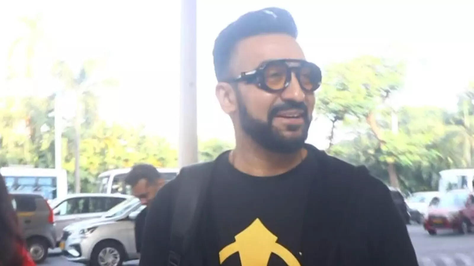 Paps say 'finally mask hat gaya' to Raj Kundra as he gets clicked ...