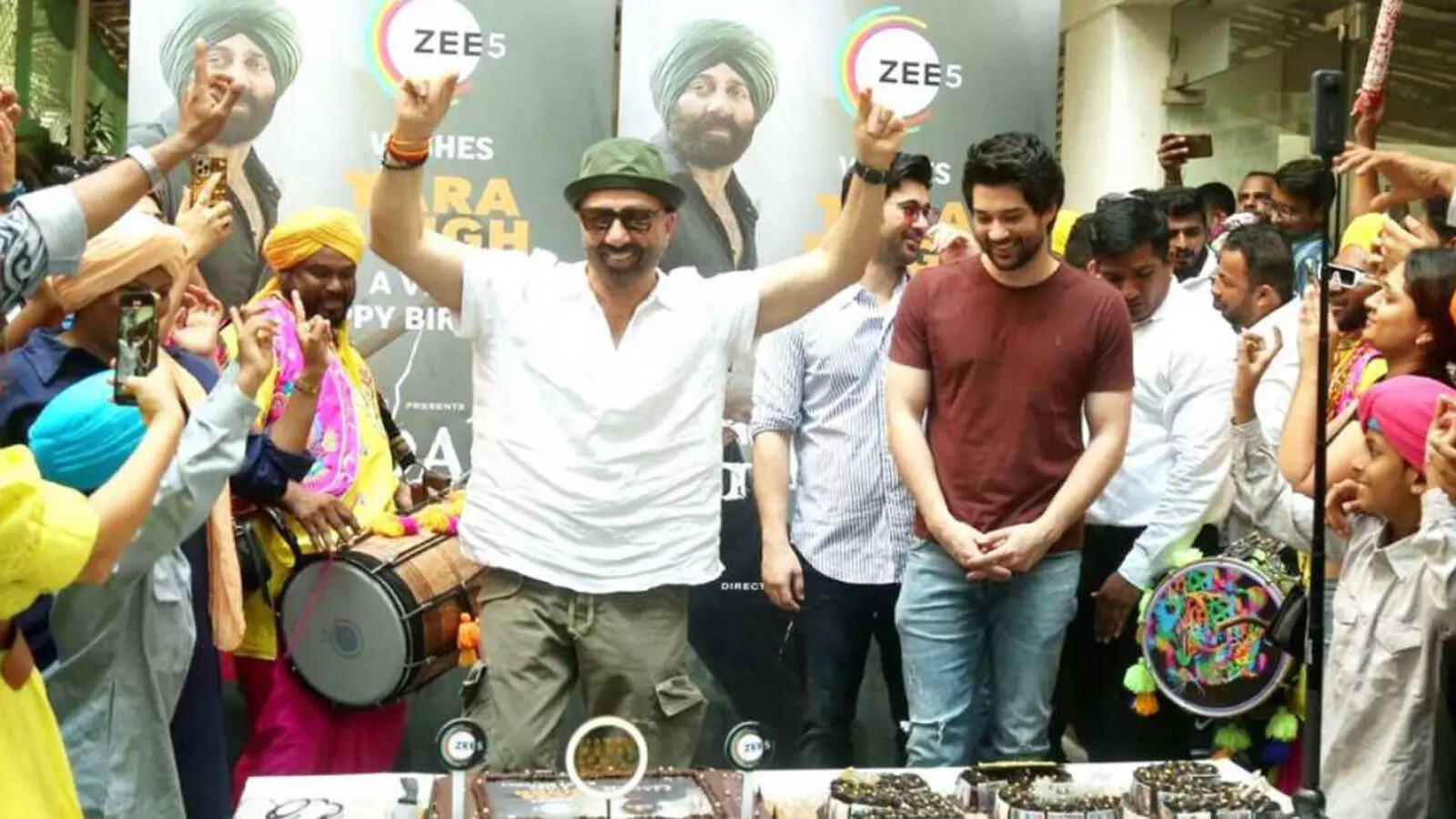 Sunny Deol's fans dance on dhol beats, celebrate 'Gadar 2' actor's 66th ...