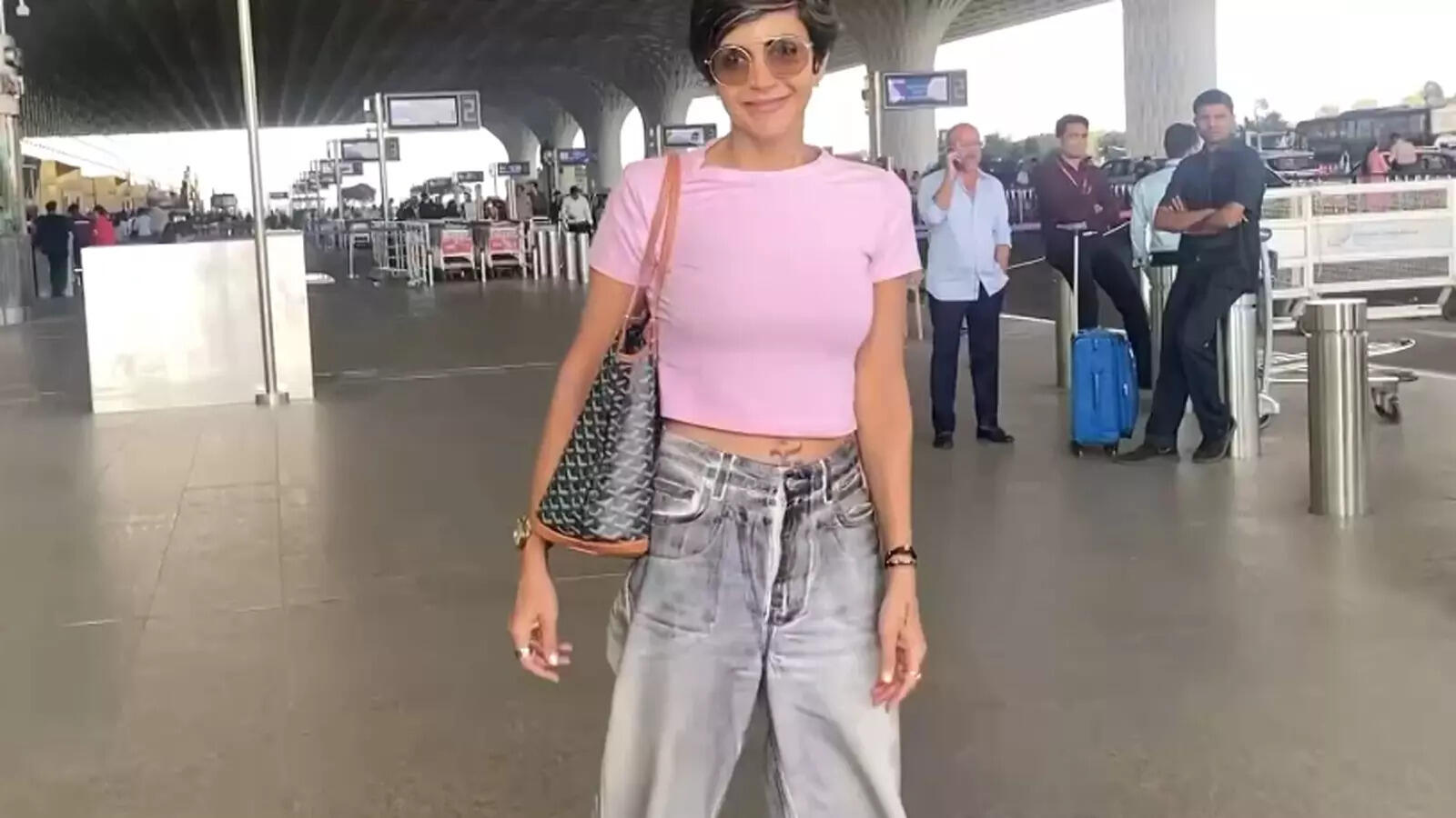 'Mandira ji, please wait'- Paparazzi requests Mandira Bedi to pose for ...