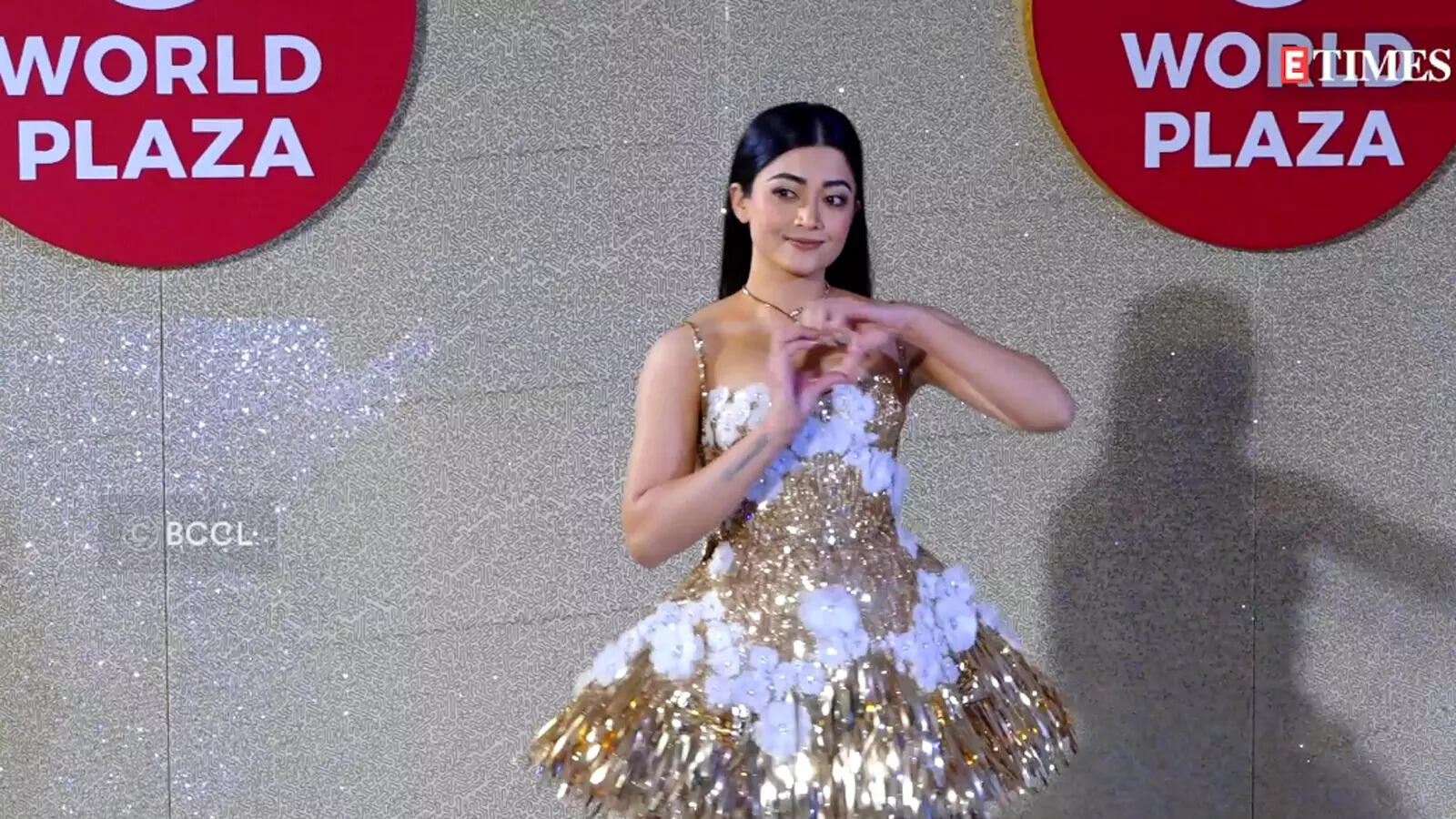 Rashmika Mandanna Steals Hearts Again Blows Kisses And Gives Her 3672