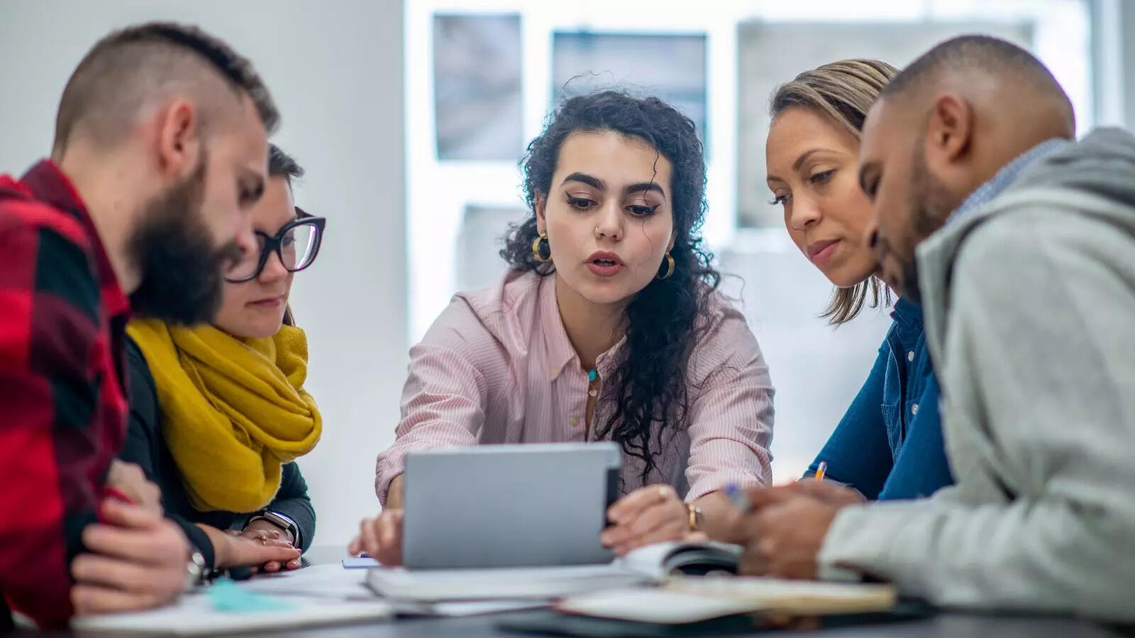 8 Proven Group Discussion Tips for Confident Public Speaking