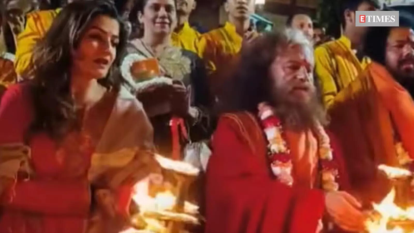Viral video alert! Raveena Tandon turns spiritual, performs Ganga aarti ...