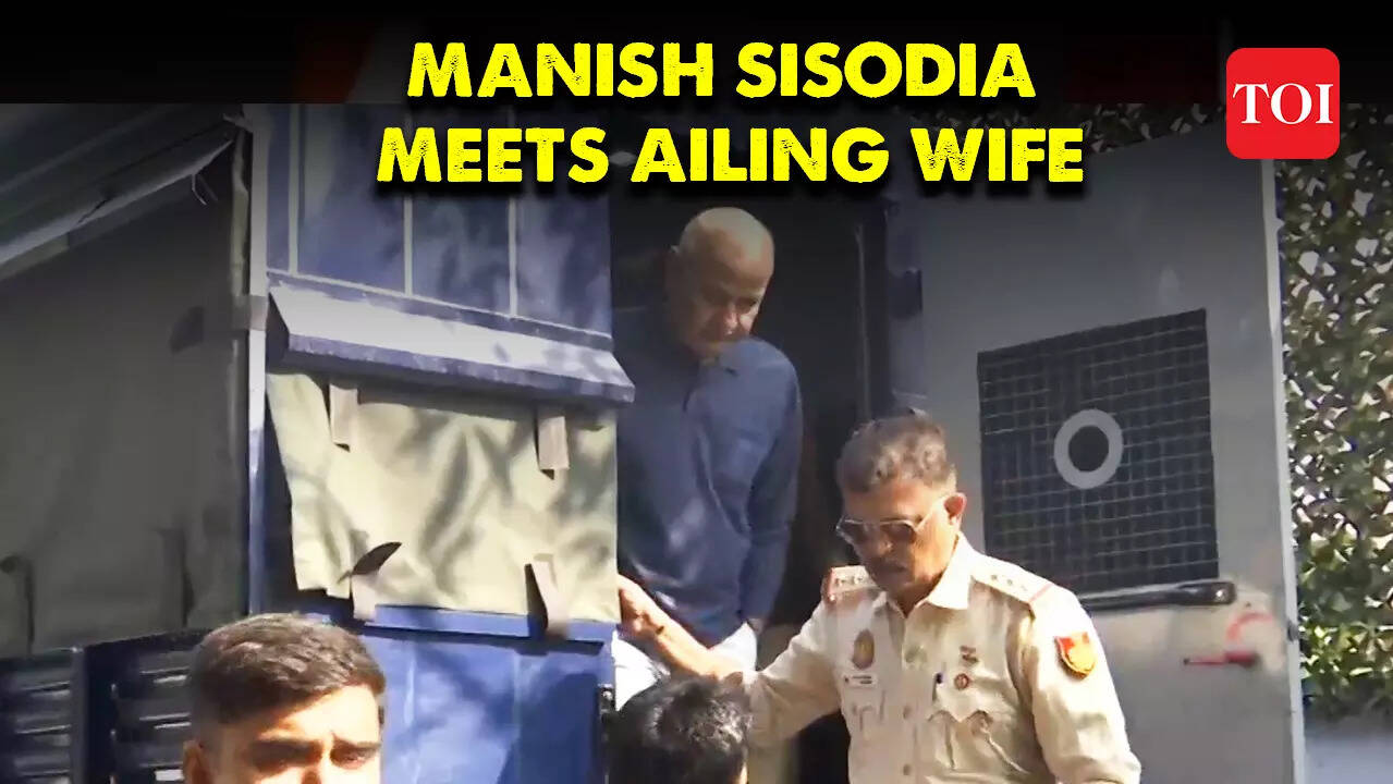 Video: Delhi's former Deputy CM Manish Sisodia reaches home from Tihar ...