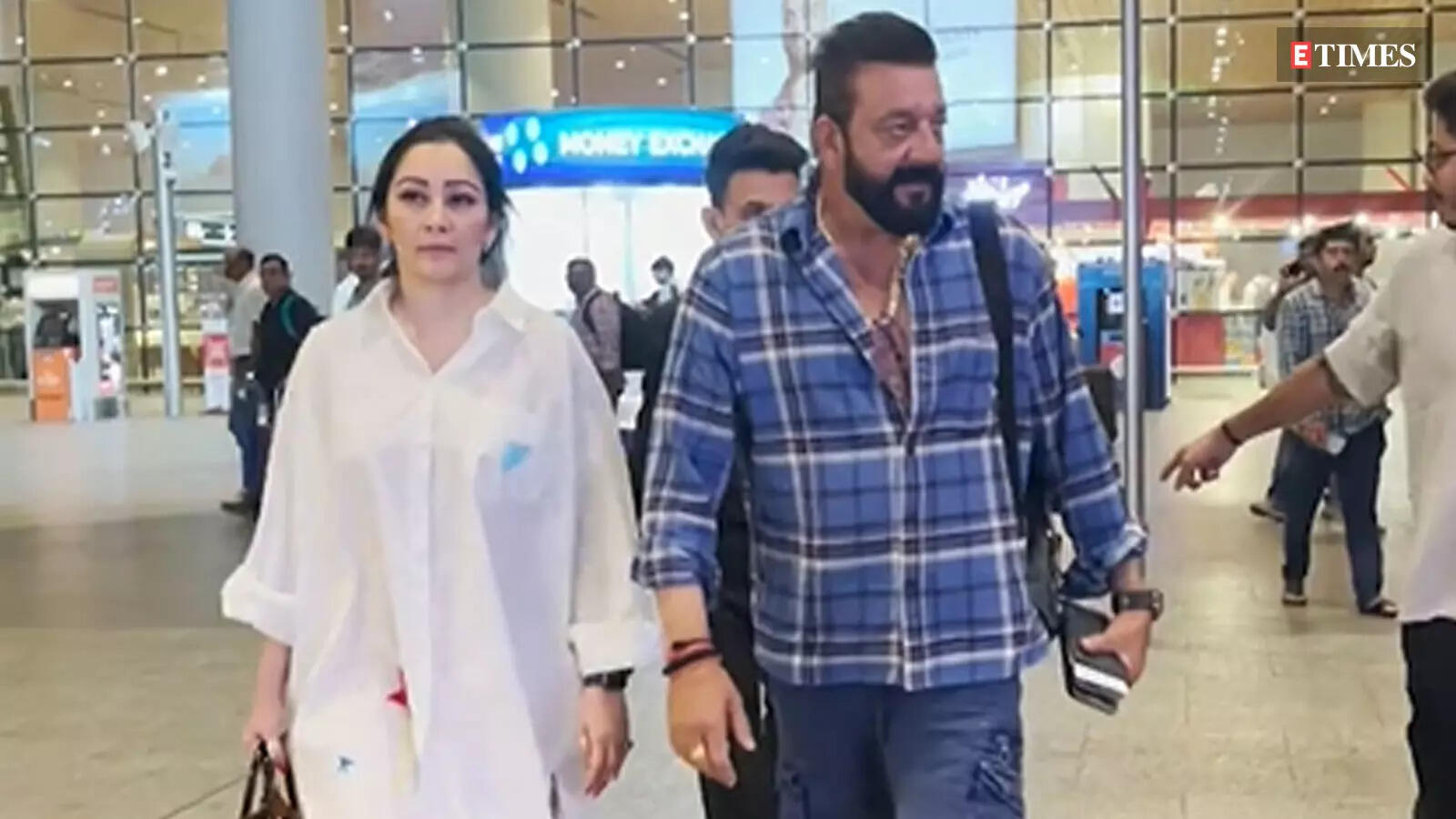 Sanjay Dutt clicked with Manyata Dutt at the airport; star wife gets ...