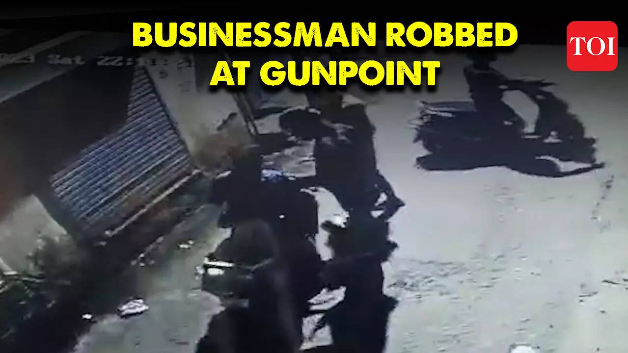 CCTV: Businessman robbed at gunpoint in MP's Gwalior