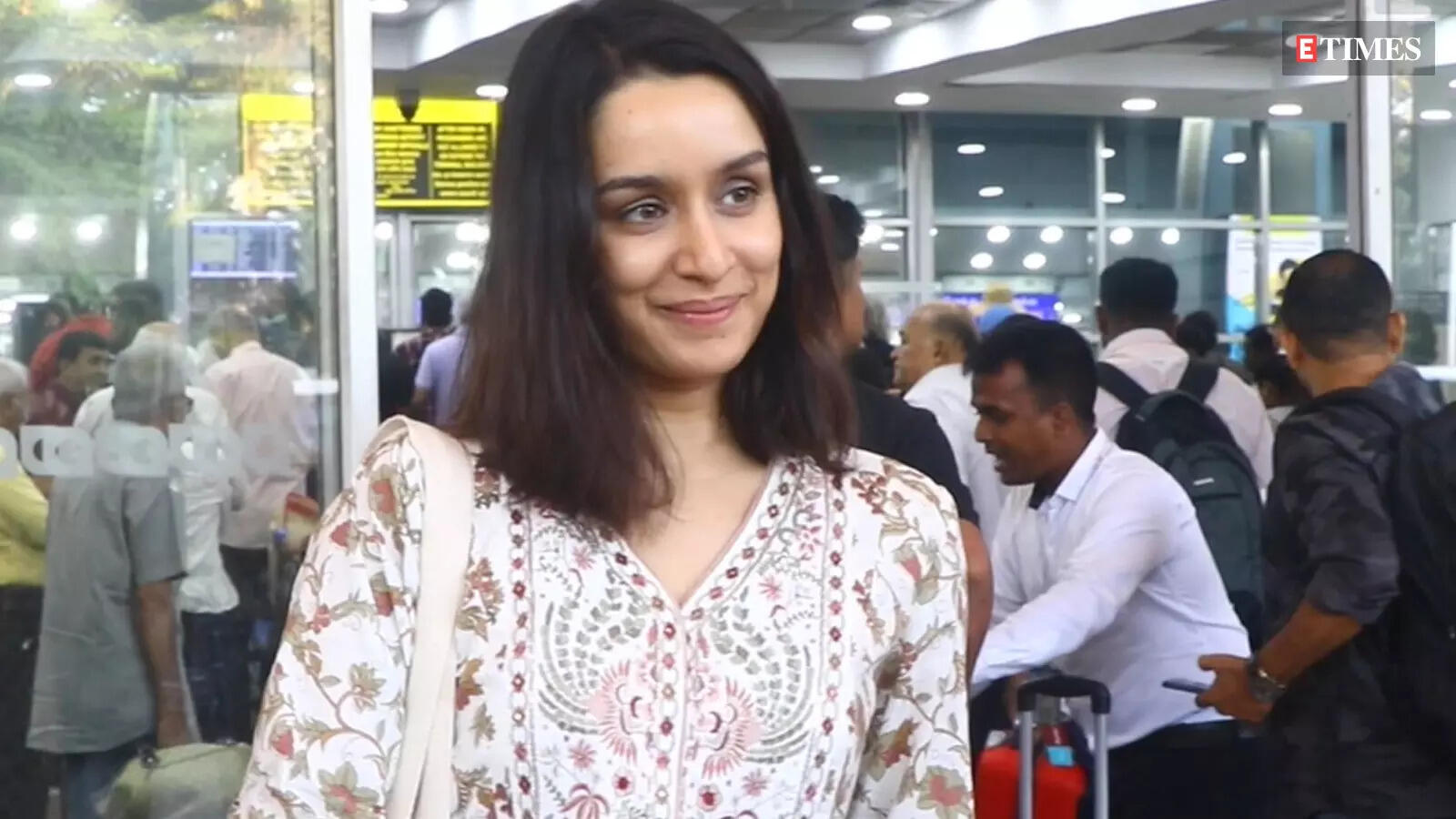 Shraddha Kapoor jets off to Chanderi for ‘Stree 2’ shoot; poses for ...
