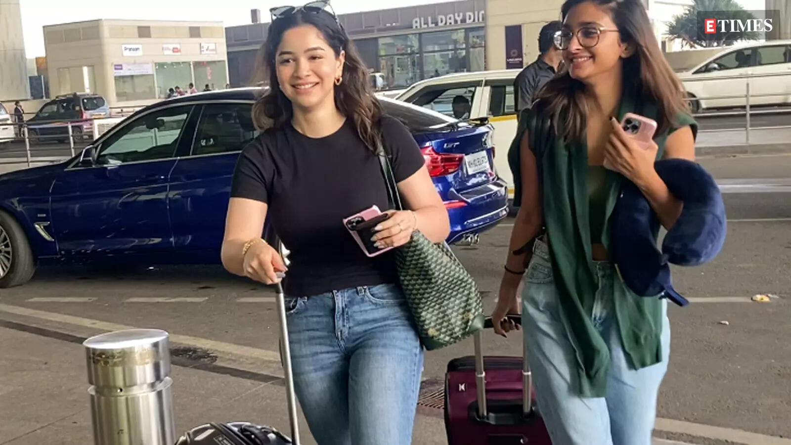 Sara Tendulkar flaunts her infectious smile as paps ask her to pose for ...