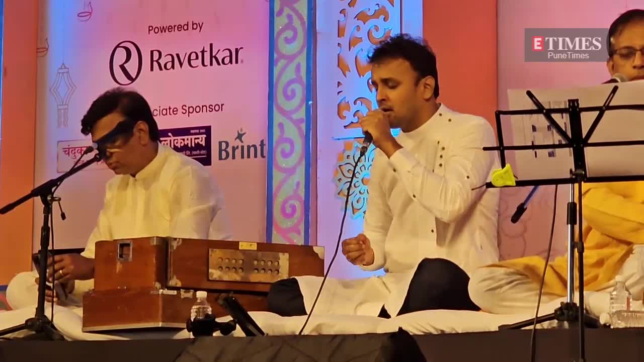 Hrishikesh Ranade enthralled Punekar's in Diwali Pahat event
