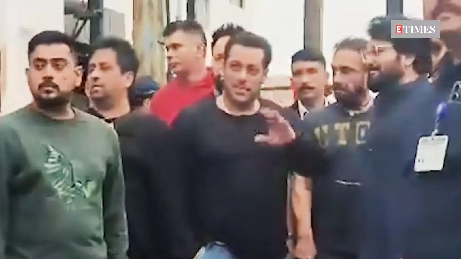 29th KIFF: Babul Supriyo receives Salman Khan as he arrives in Kolkata