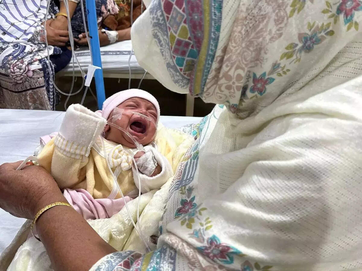 Pakistan's pediatric wards overflow as pollution engulfs young patients