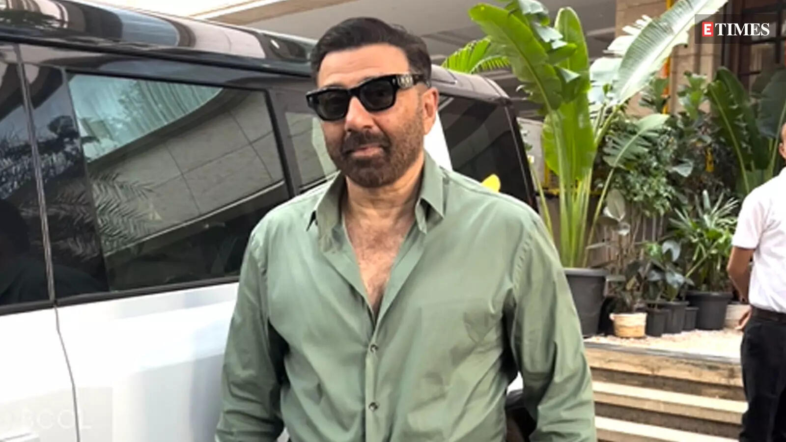 ‘Aap log yahi ghoomte rahte ho?’, Sunny Deol asks paps in Bandra