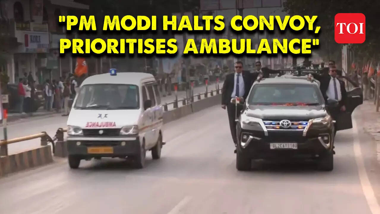 PM Modi stops convoy, gives way to Ambulance in Varanasi
