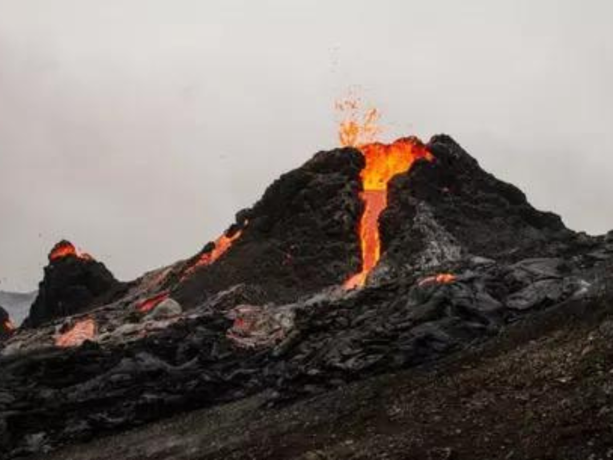 iceland volcano reykjanes peninsula mutliple earthquakes orange lava in ...