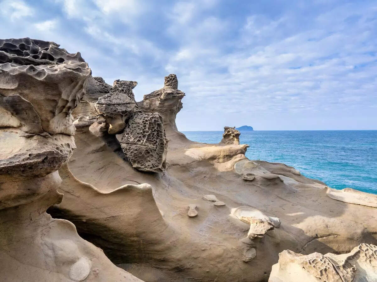 Taiwan’s iconic attraction, Elephant Trunk Rock, collapses, Viet Nam ...
